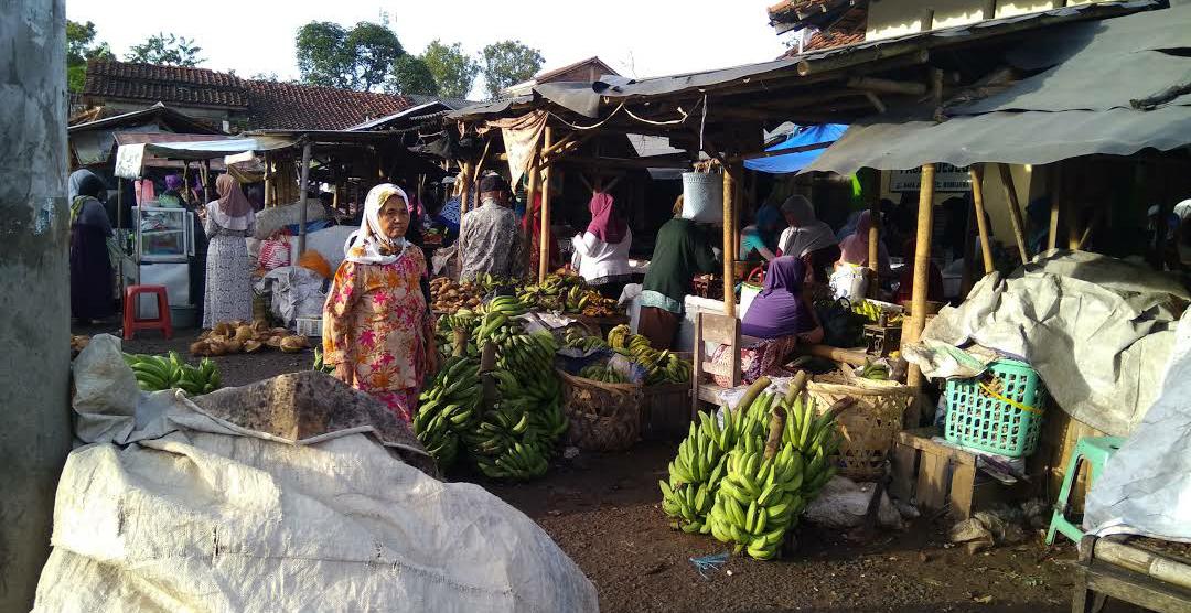 Pasar Jejeg Tidak Mengenal PSBB - Rumah Penulis